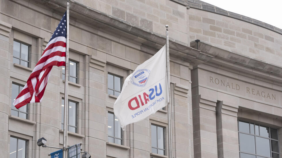 Justicia de EE.UU. bloquea orden de Trump de congelar ayuda exterior - Noticias de América