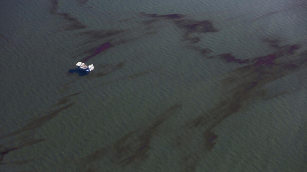 New BP plan to cap oil spill amid controversy