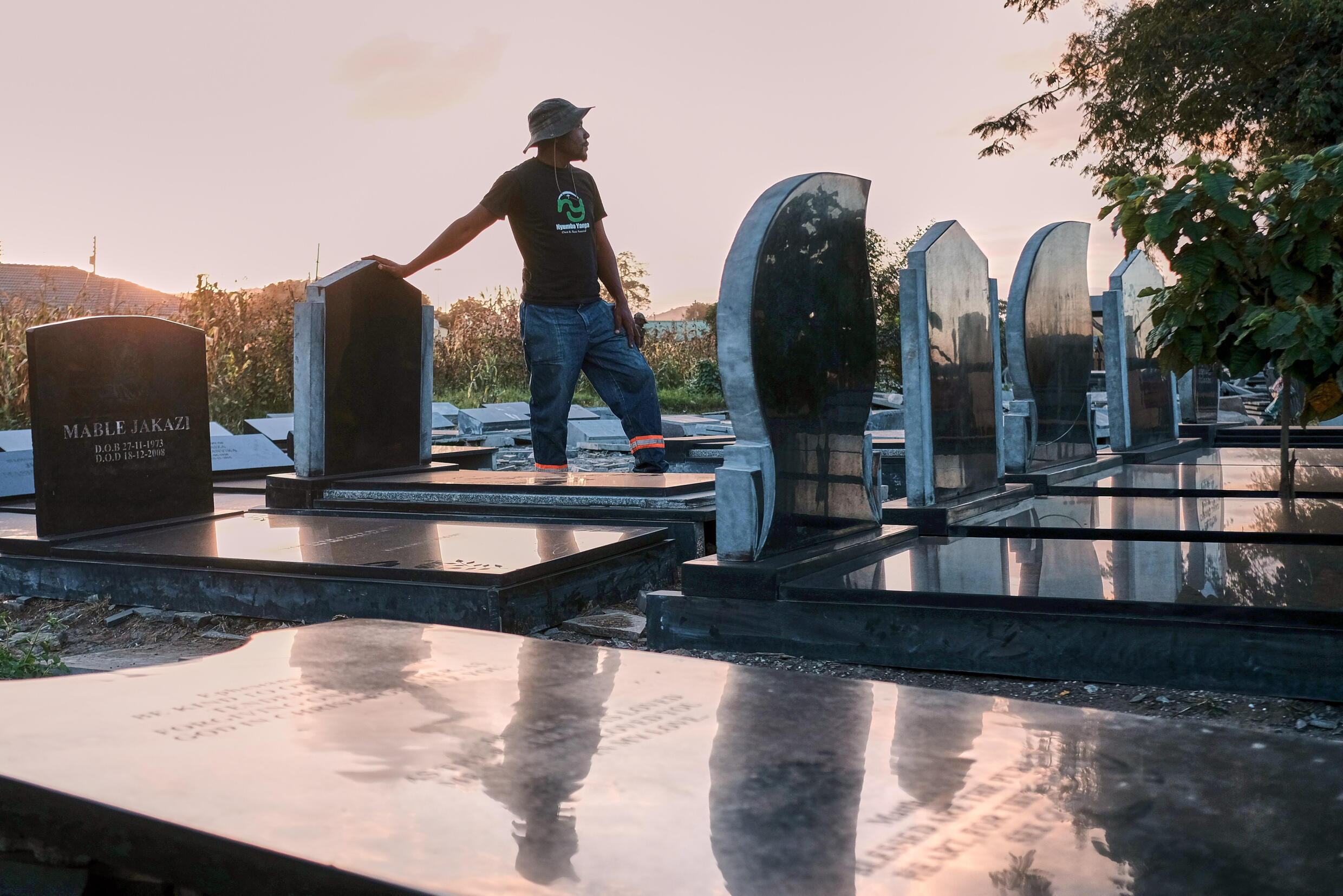 Las lápidas con el retrato del muerto, todo un negocio en Zimbabue