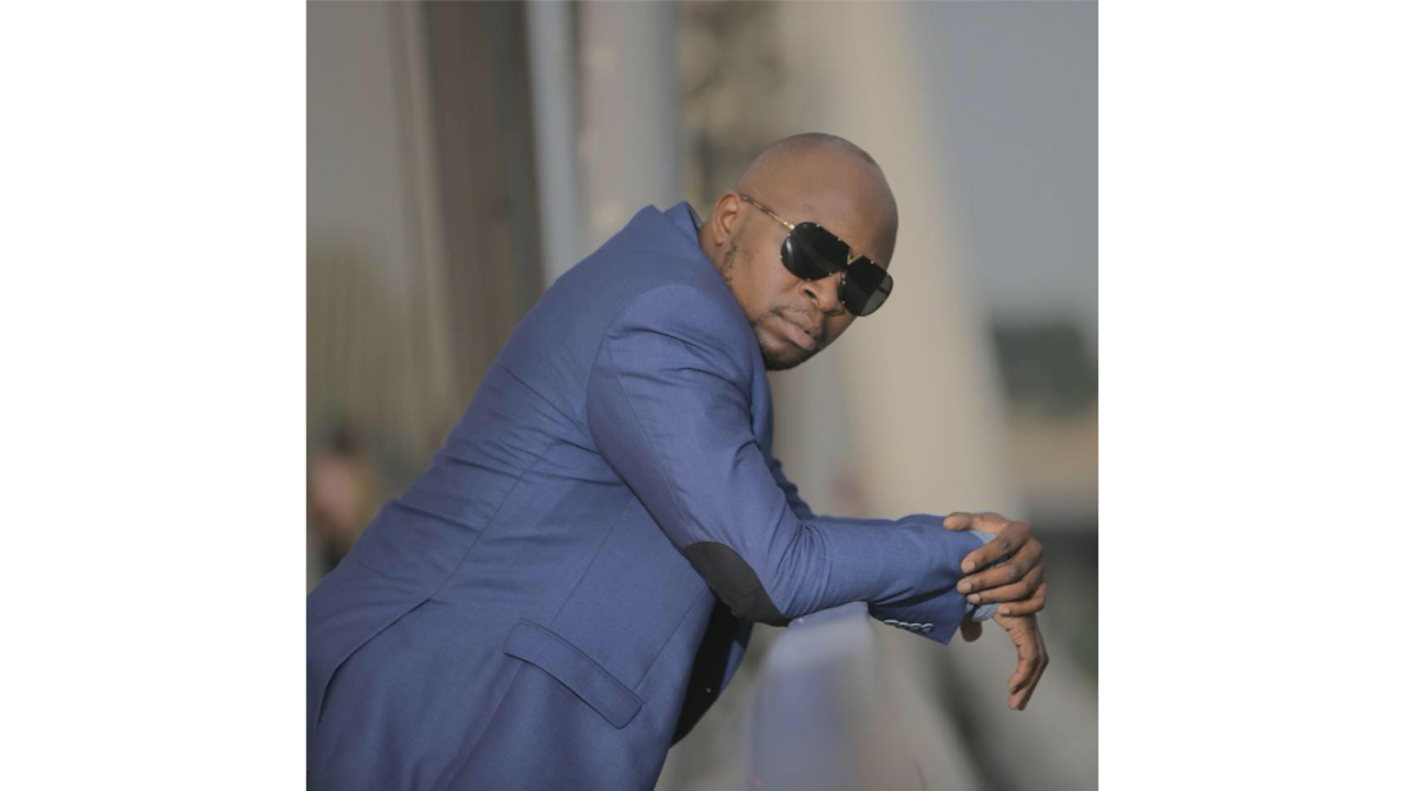 [Live] L'artiste congolais Roga Roga présente des extraits de son ...