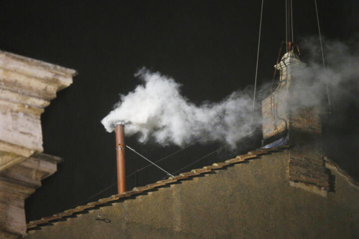 Les fumées noire et blanche (ou grise) du conclave: quelle chimie dans ...