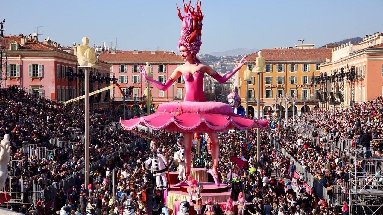 França tem carnaval com carro alegórico, flores e fantasia - Um pulo em ...