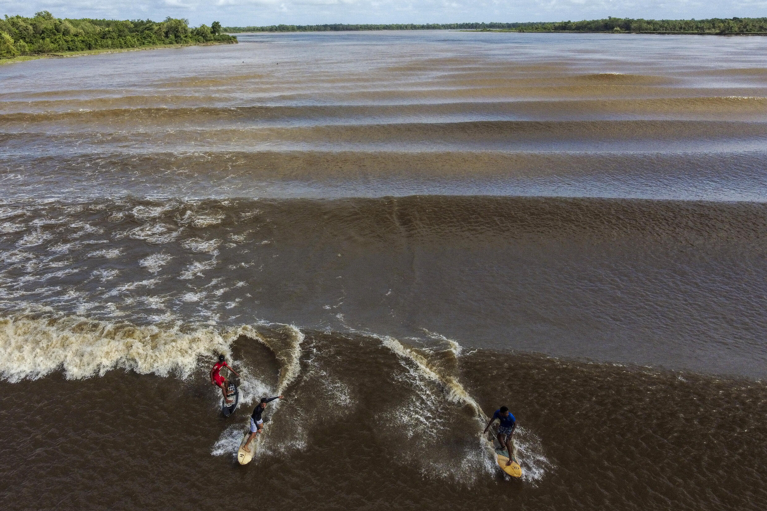 Una ola de agua dulce desafía a los surfistas en la Amazonia brasileña