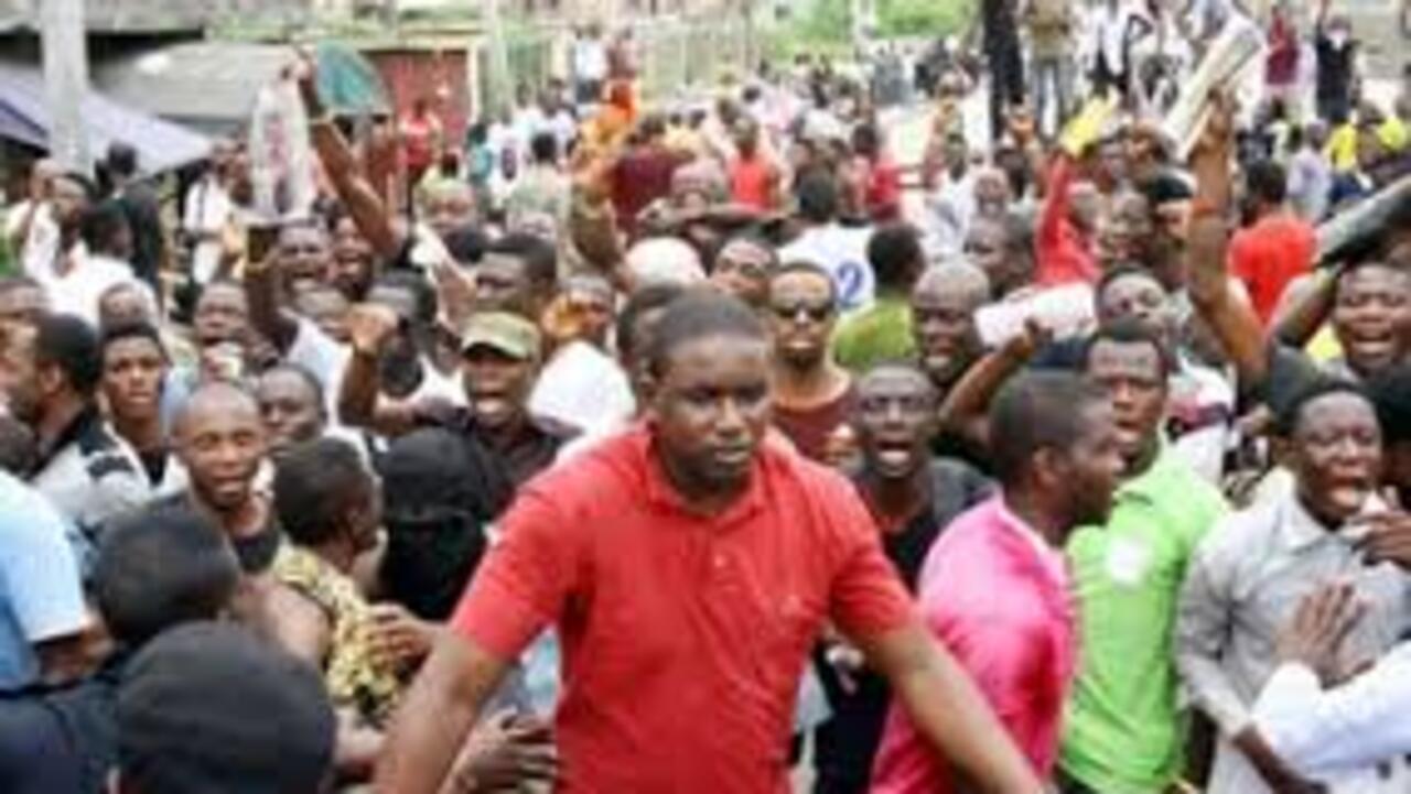 Masu zanga-zanga sun ɓarnata tarin dukiya a kasuwar ƴan arewa da ke ...