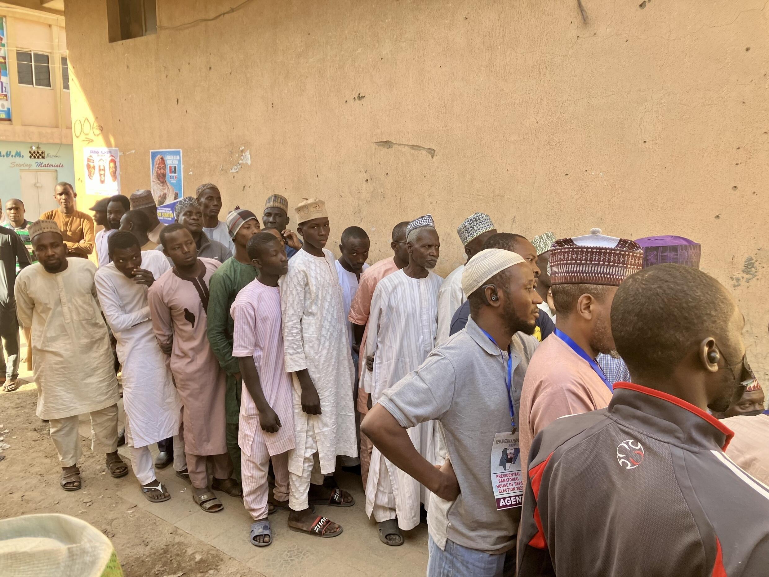 Nigerianos vão às urnas escolher presidente em eleição sob forte tensão