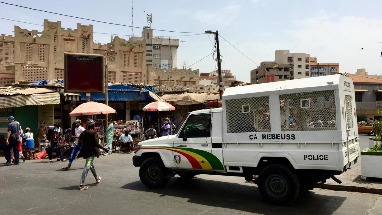 Covid-19: à Dakar avec les policiers chargés de faire respecter les ...