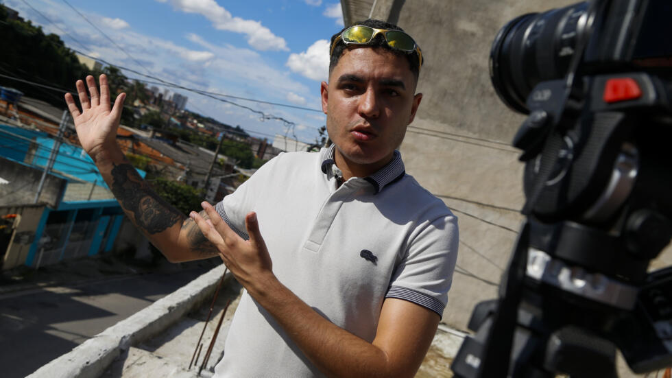 Influenciadores conectan las finanzas a las favelas en Brasil