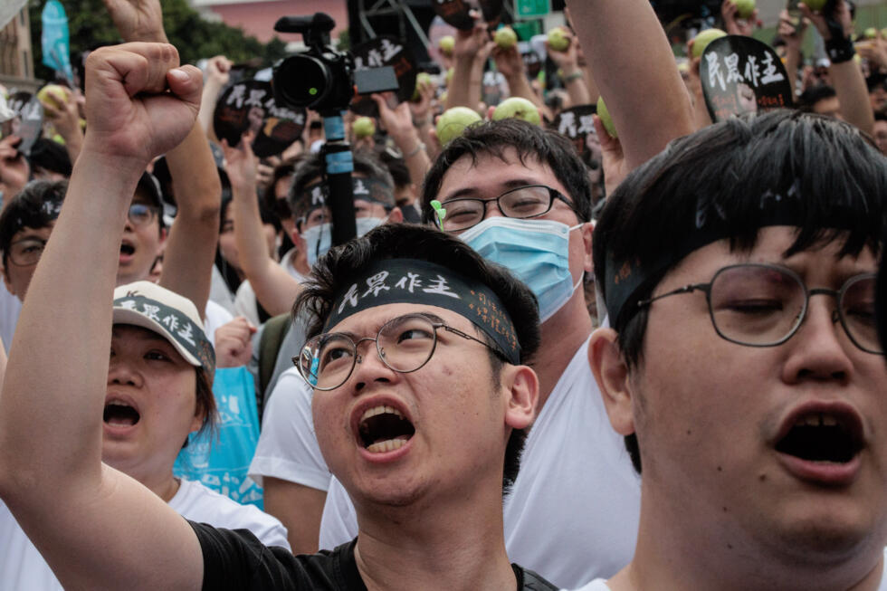Hundreds protest Taiwan's ruling party on eve of inauguration