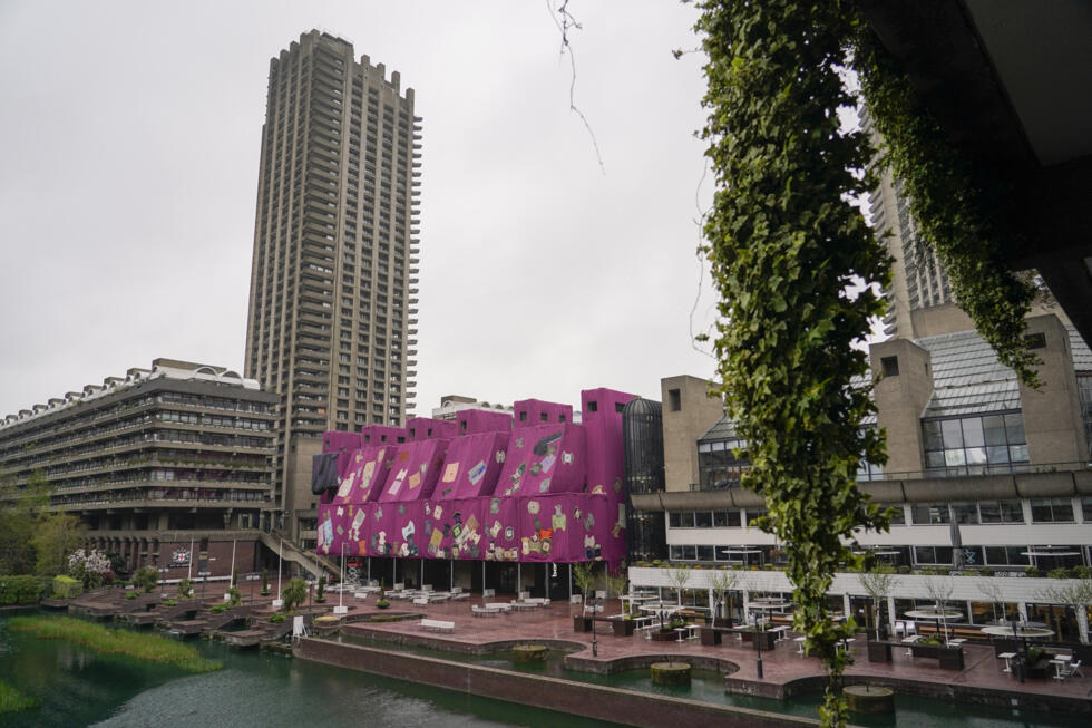 Qui est Ibrahim Mahama, l’artiste ghanéen qui a recouvert le centre ...