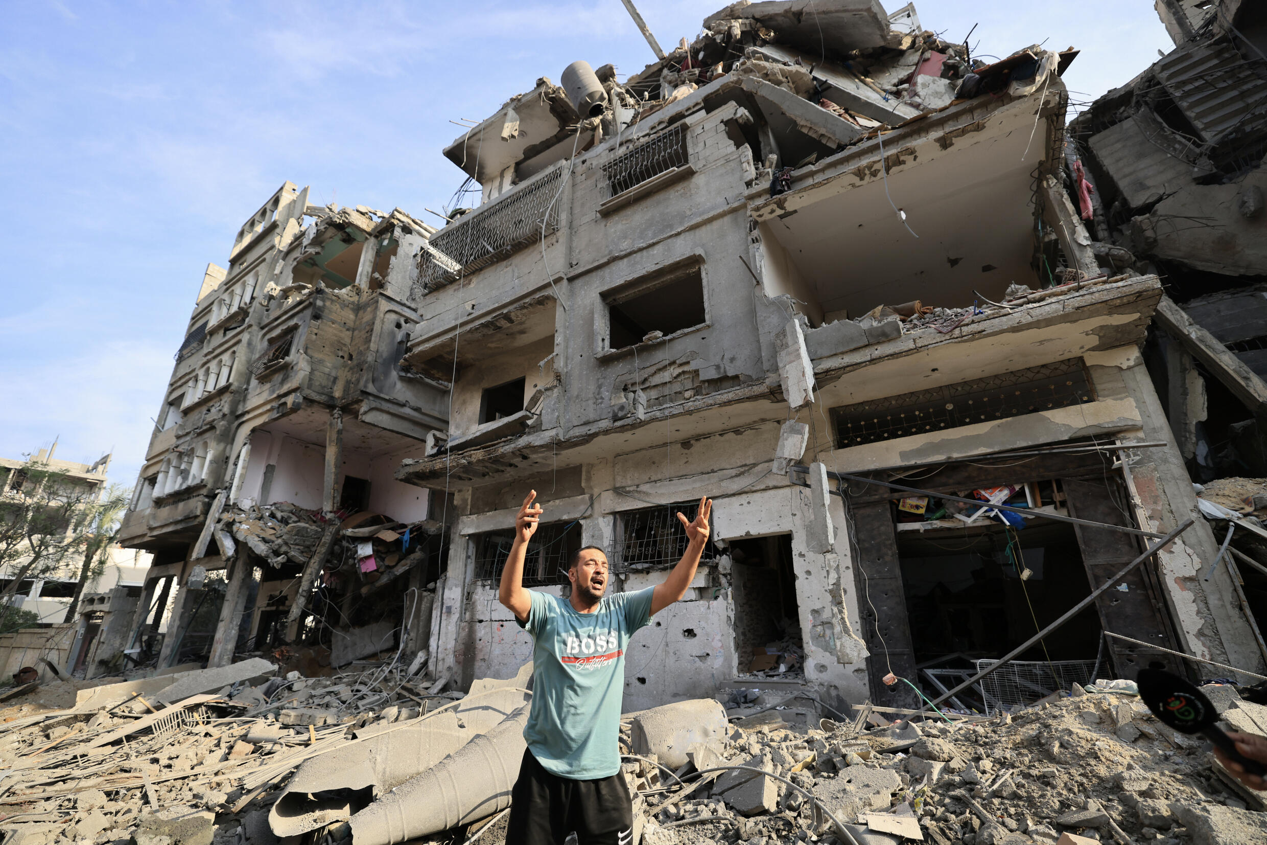 In Gaza, a desperate search for loved ones under the rubble