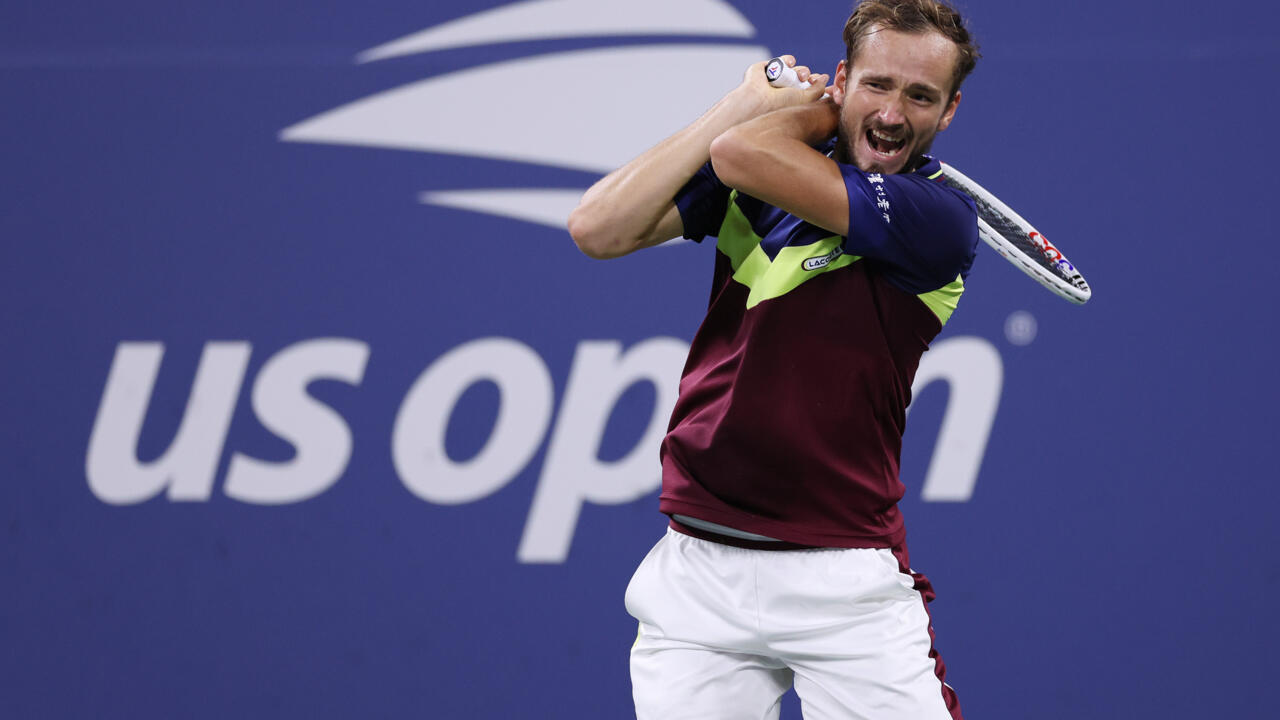Medvedev muscles into US Open third round