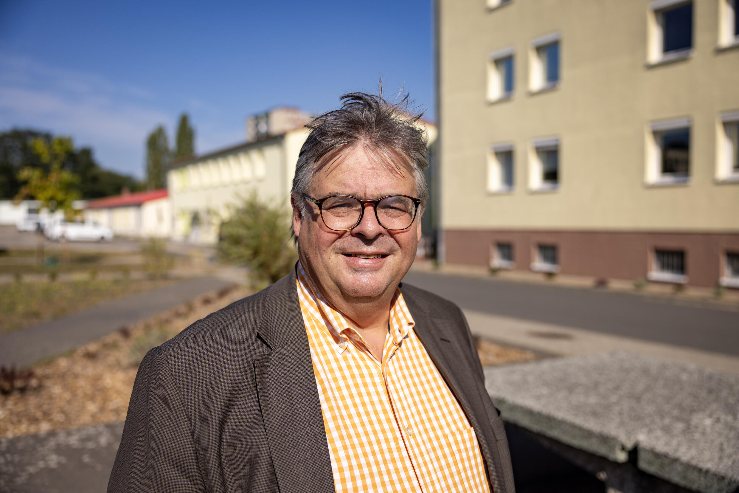 Ex-barracks on frontline as more migrants reach Germany