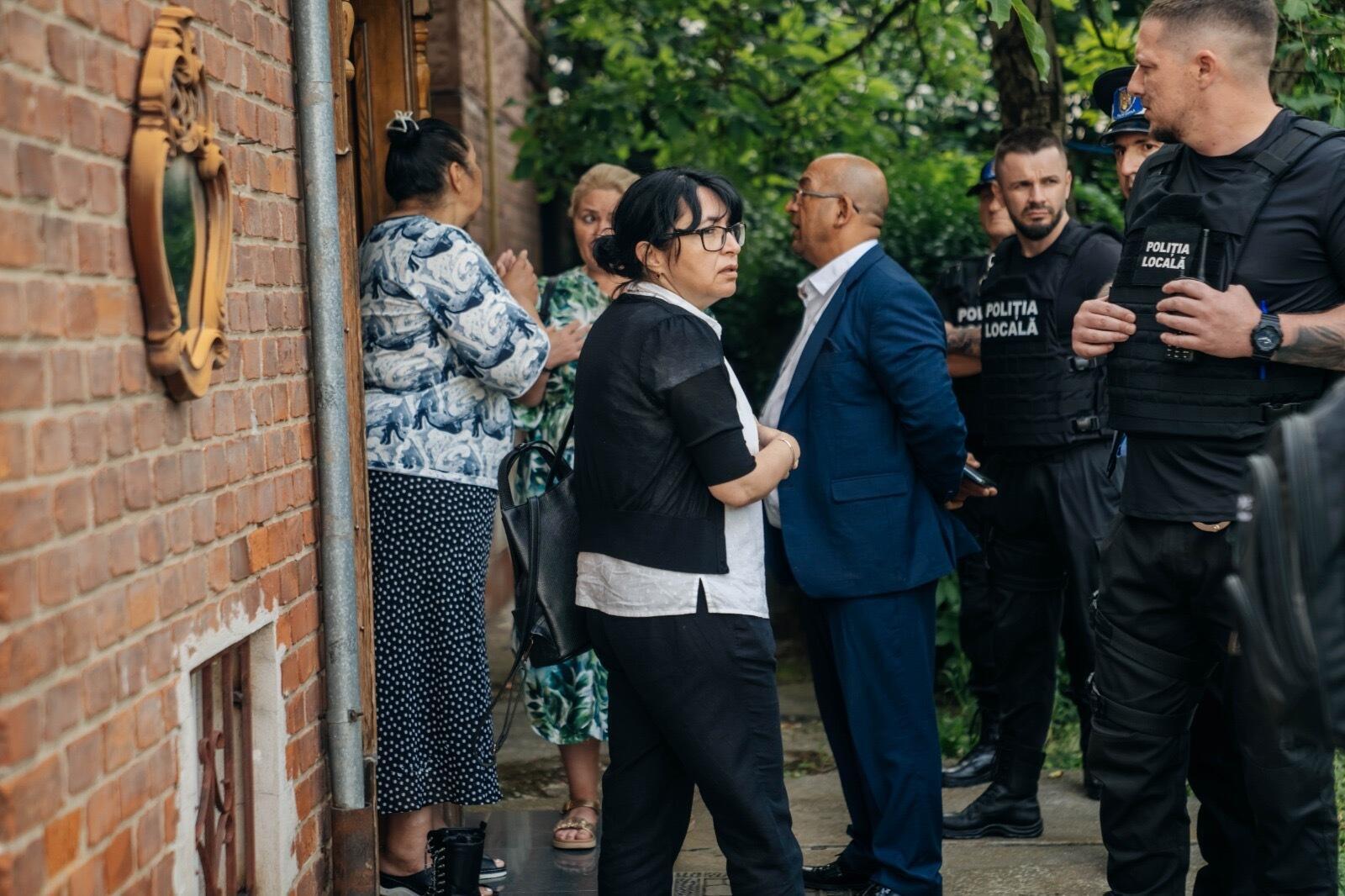 Familie de romi, filmată în timp ce-și terorizează vecinii, la Timișoara