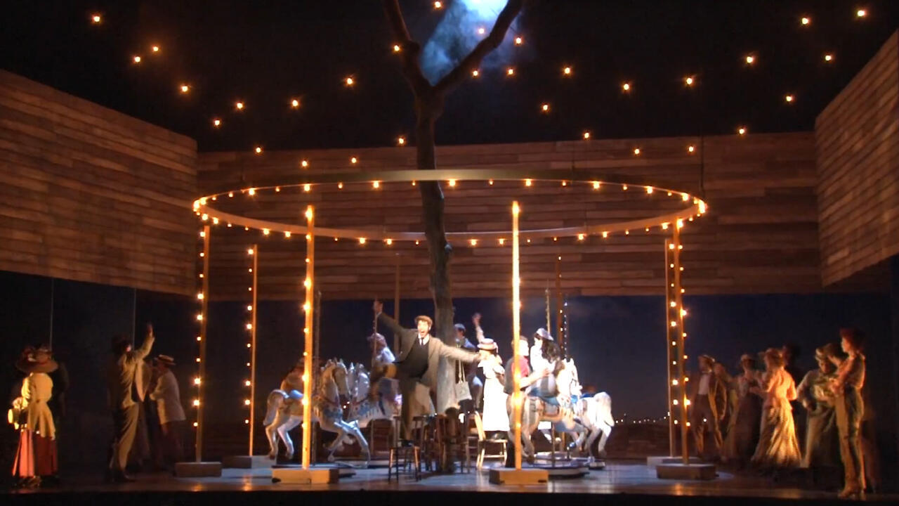 Carousel takes a turn in Paris - Culture in France