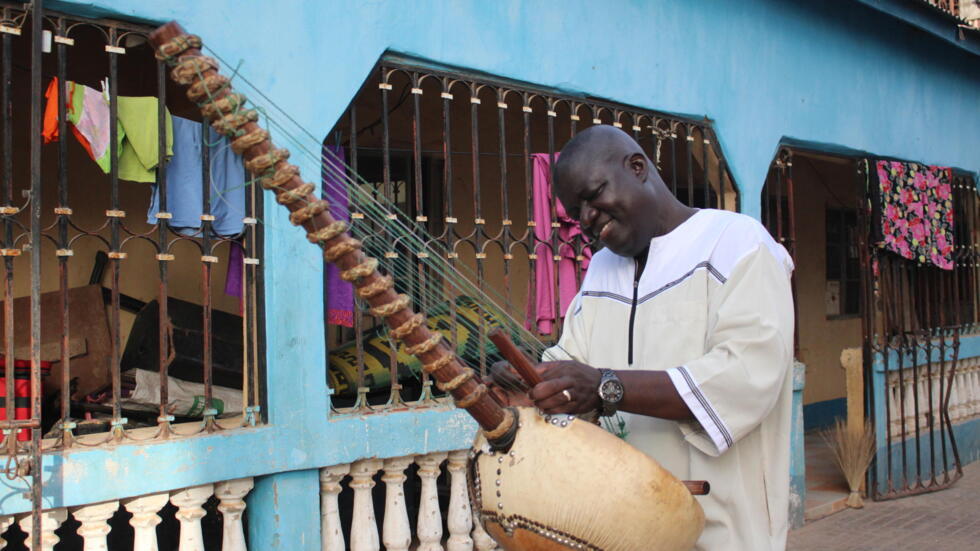 En Gambie, la tradition griotte se modernise (série griot 2/3 ...