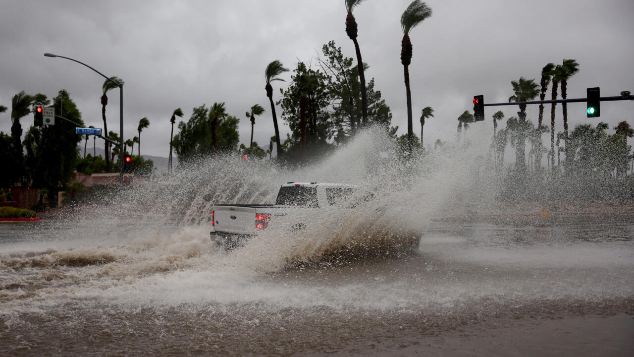 Furacão Hilary chega à Califórnia como tempestade tropical, provocando ...