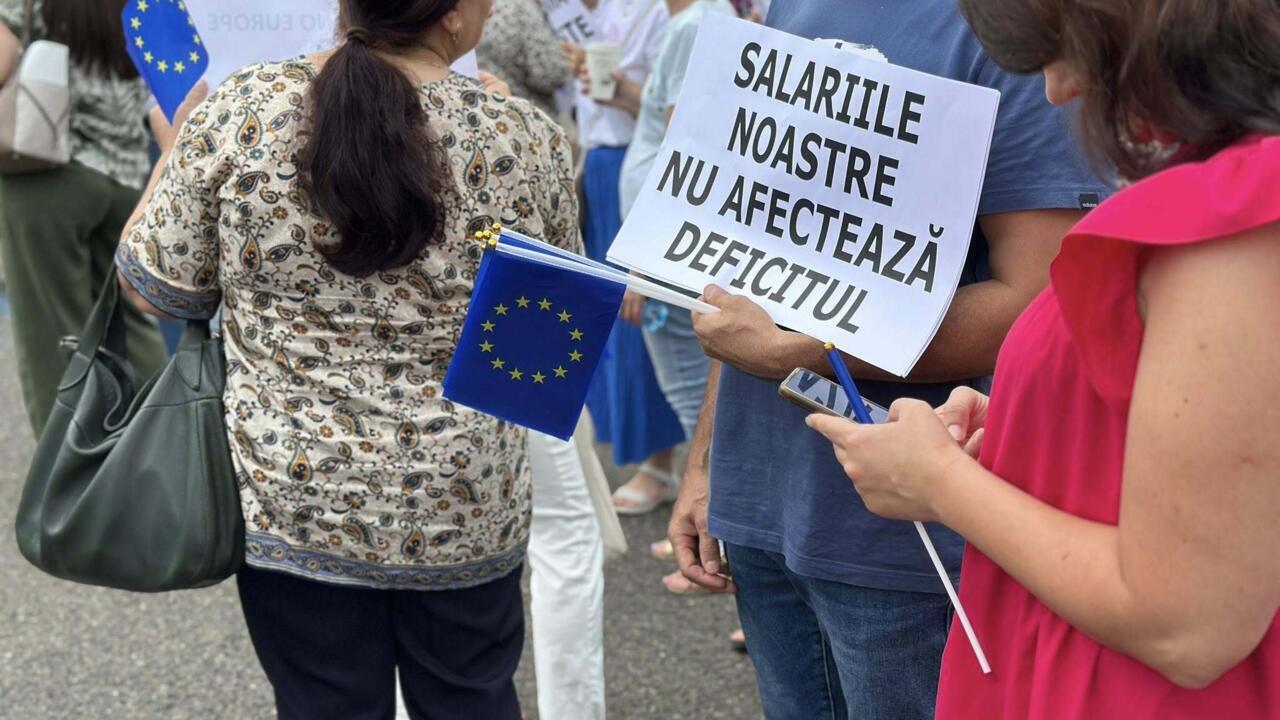 Protest în Piaţa Victoriei al salariaţilor din APIA, AFIR şi MIPE faţă ...