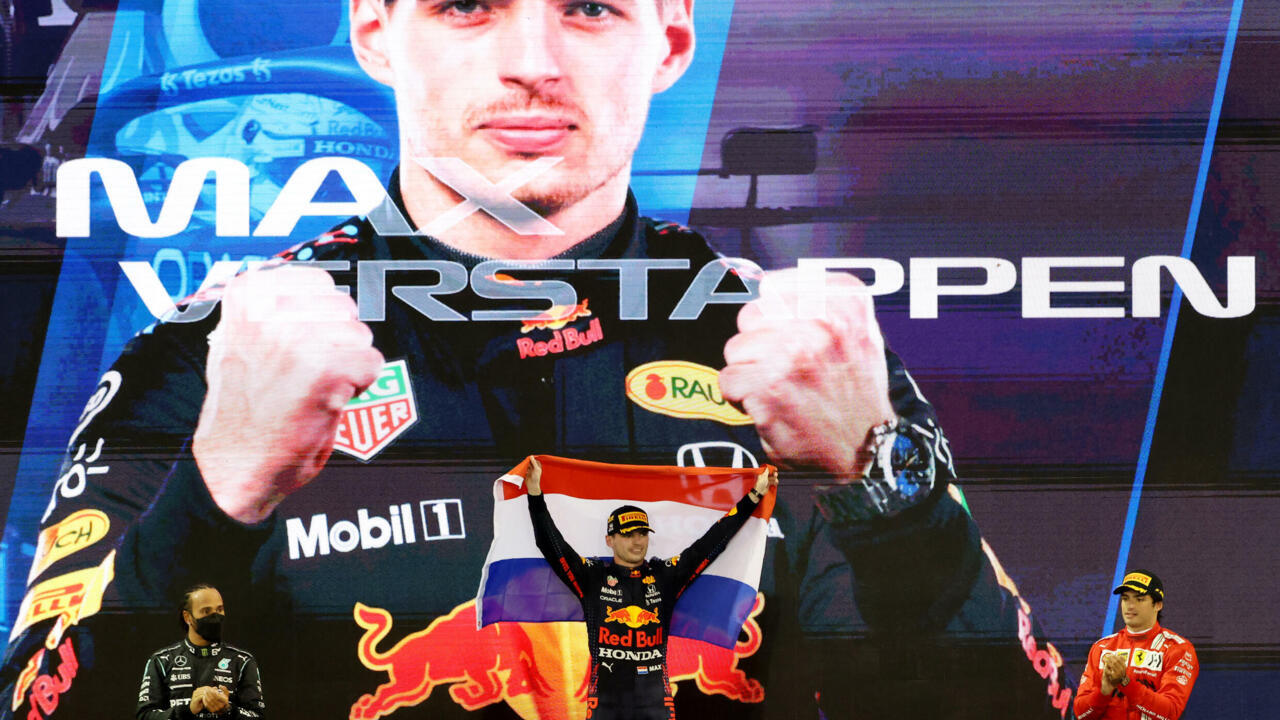 Em final emocionante, Verstappen ultrapassa Hamilton na última volta e ...