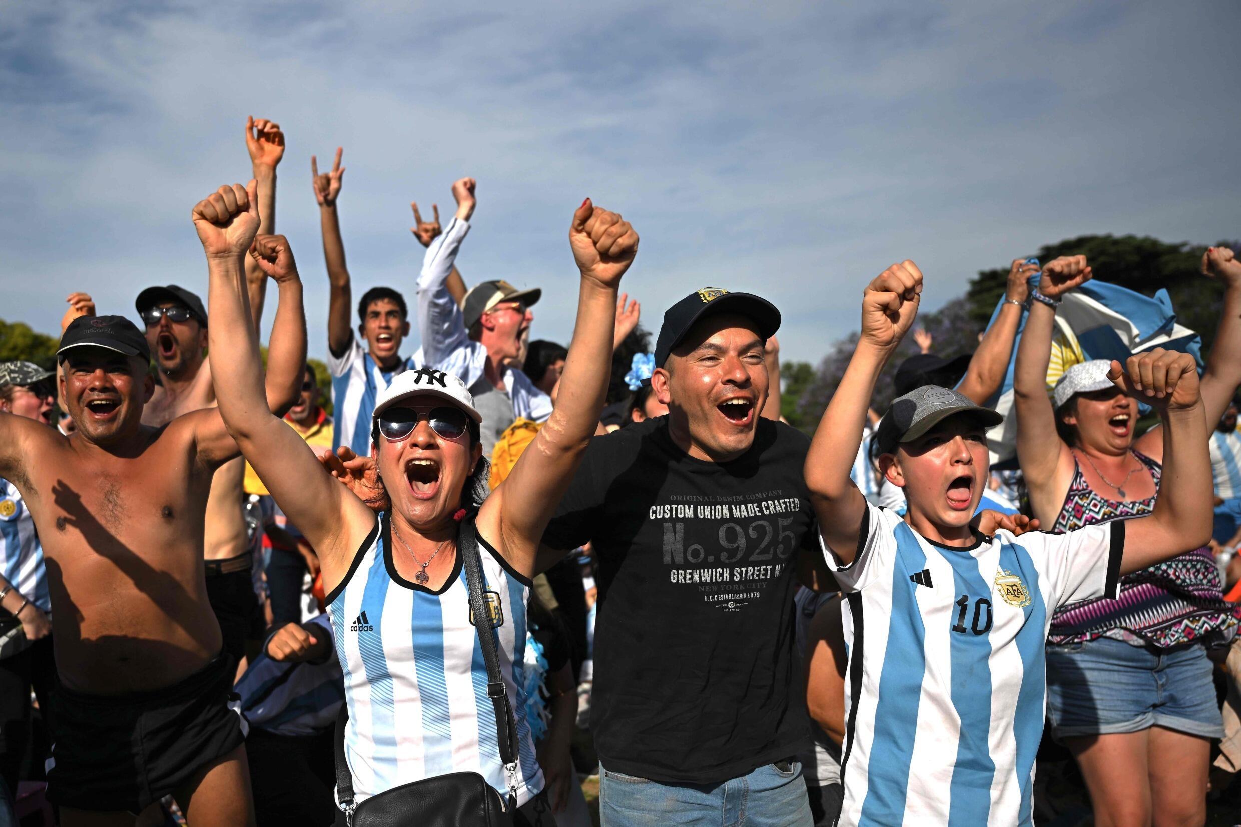 Hinchas argentinos festejan tras la angustia del final con Australia