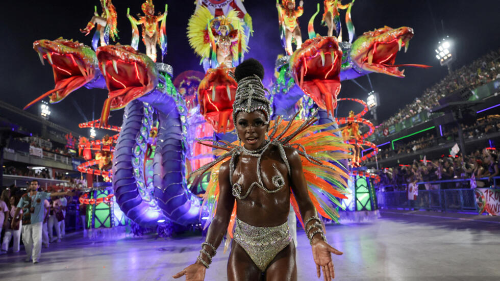 Carnaval de Rio: l'hommage aux guerrières Mino du Dahomey de l'école de samba de Viradoura, couronné