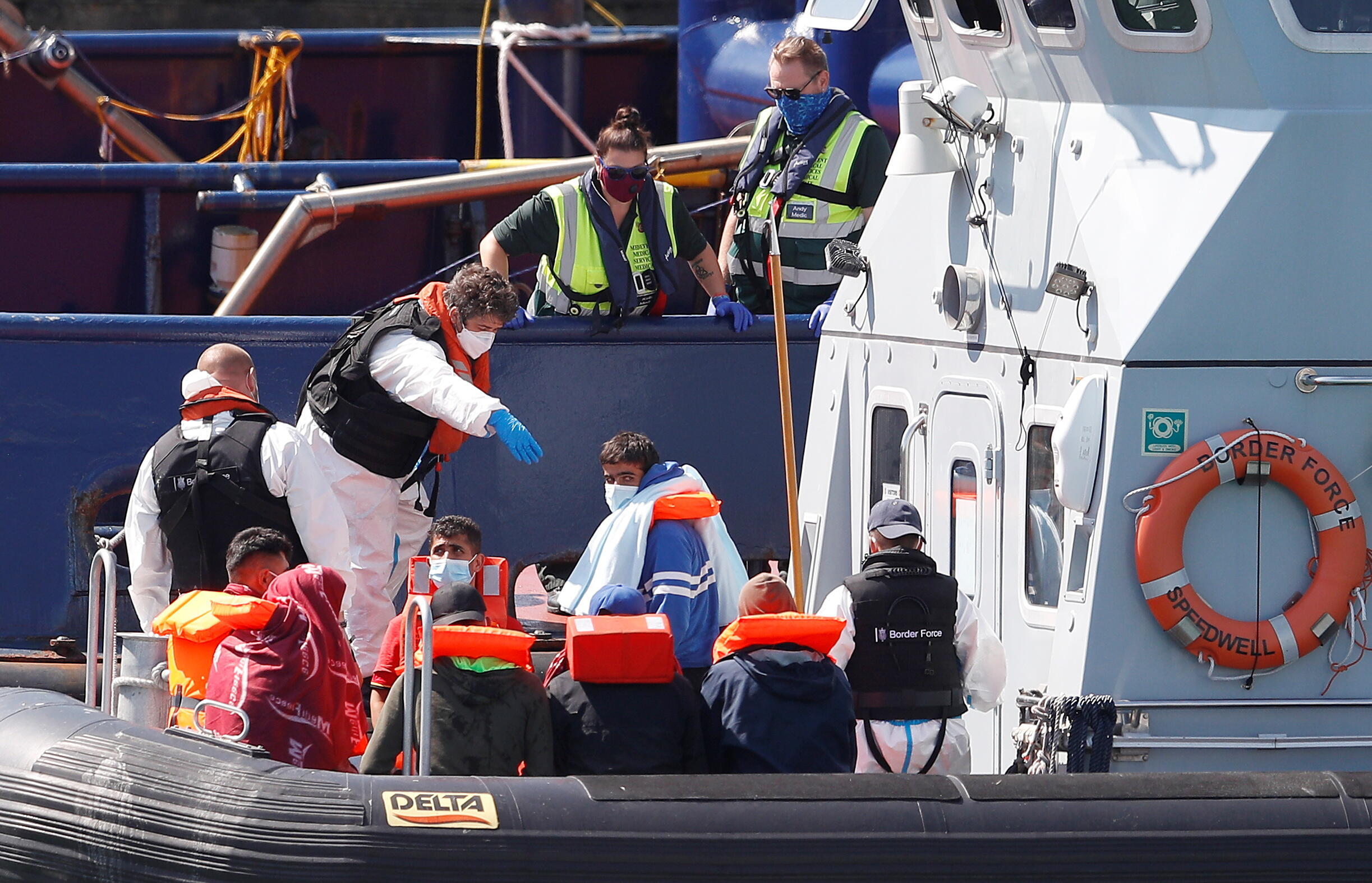 Tragic record as 800 migrants cross English Channel to UK in single day