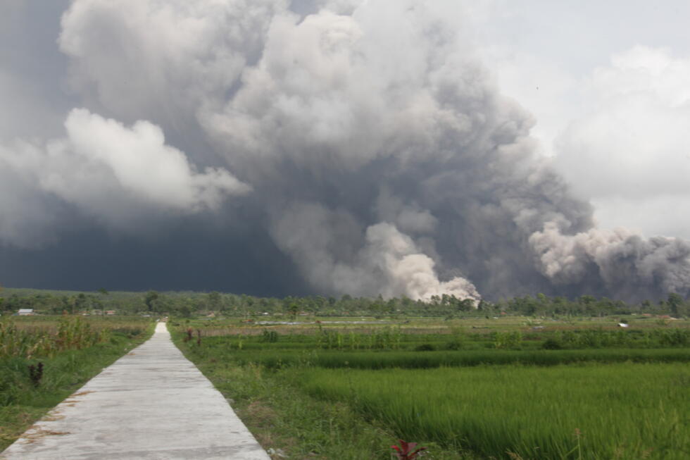 Indonesia villagers race to escape eruption as sky turns black