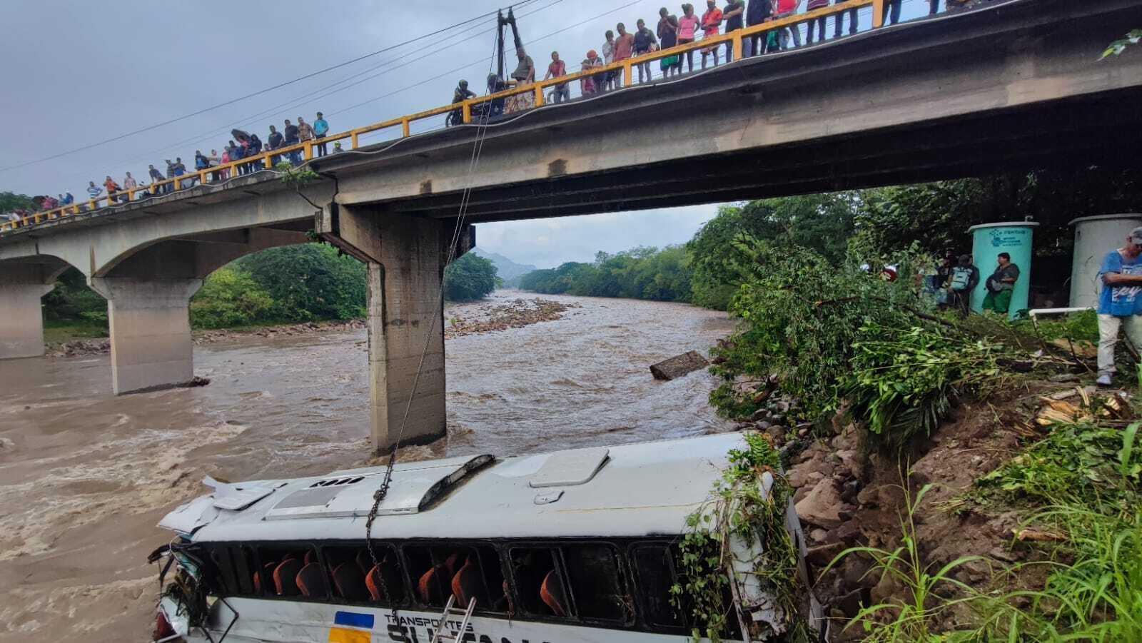 Al menos cuatro migrantes mueren al caer autobús en abismo en Honduras