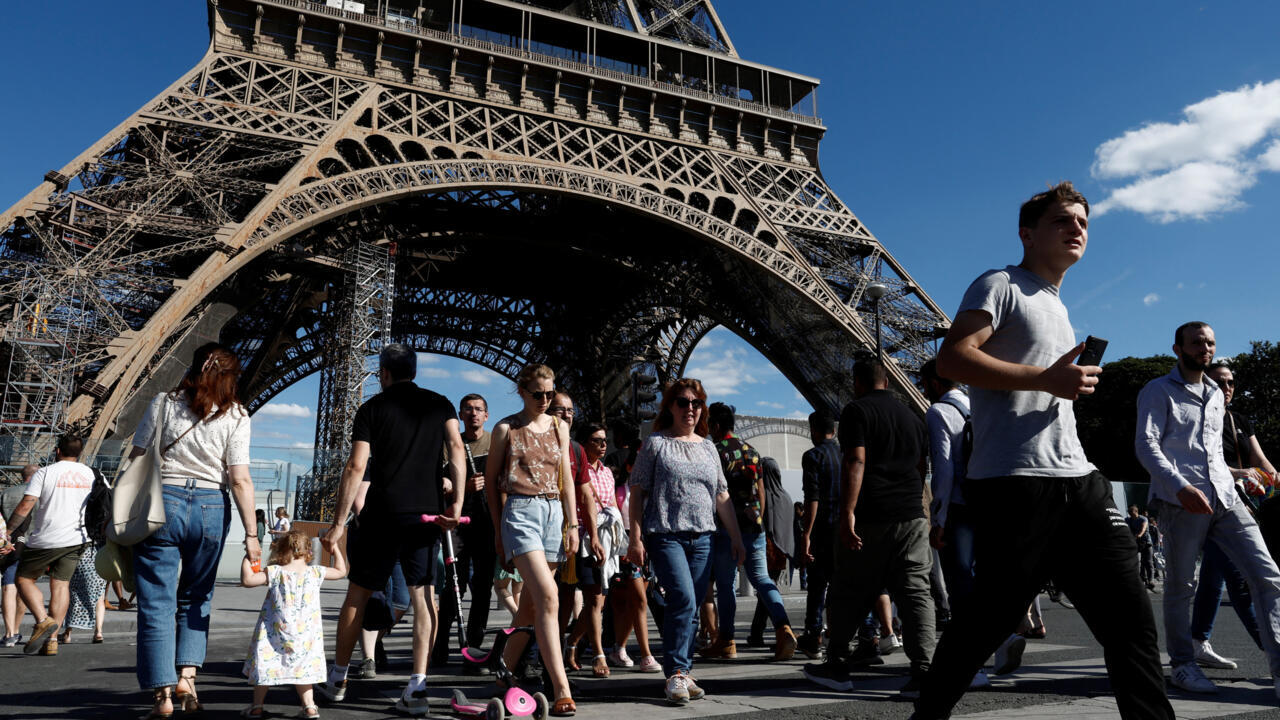 Rusting Eiffel Tower in worrying state of repair, reports warn - RFI