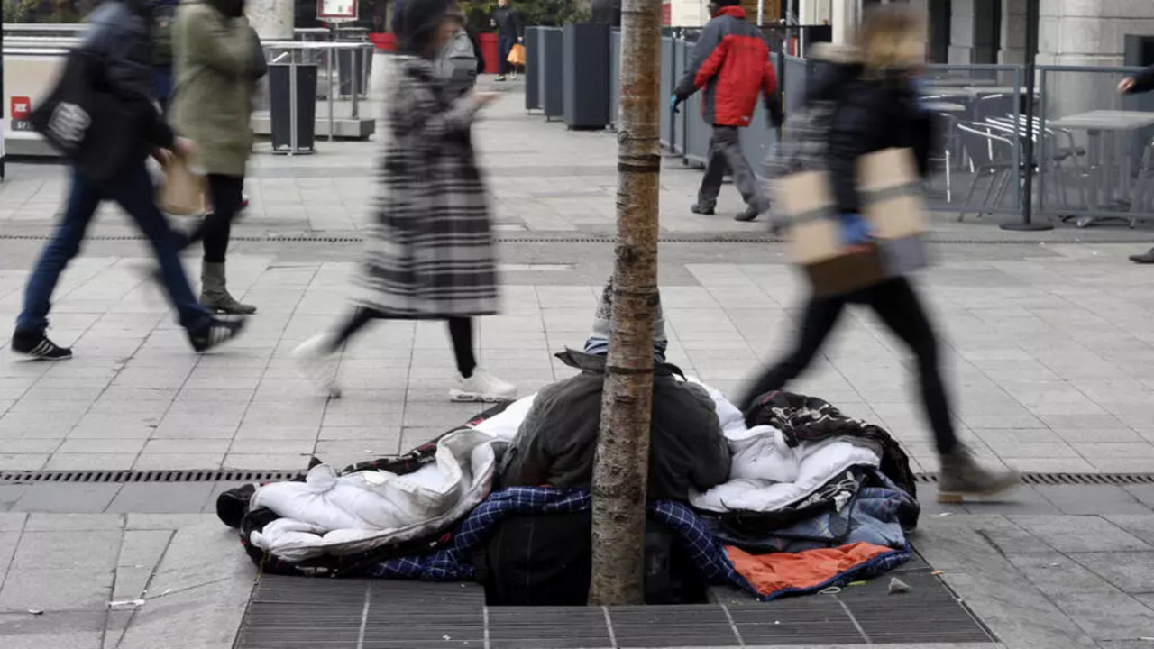 Paris launches winter emergency plan as homeless man dies from cold - RFI