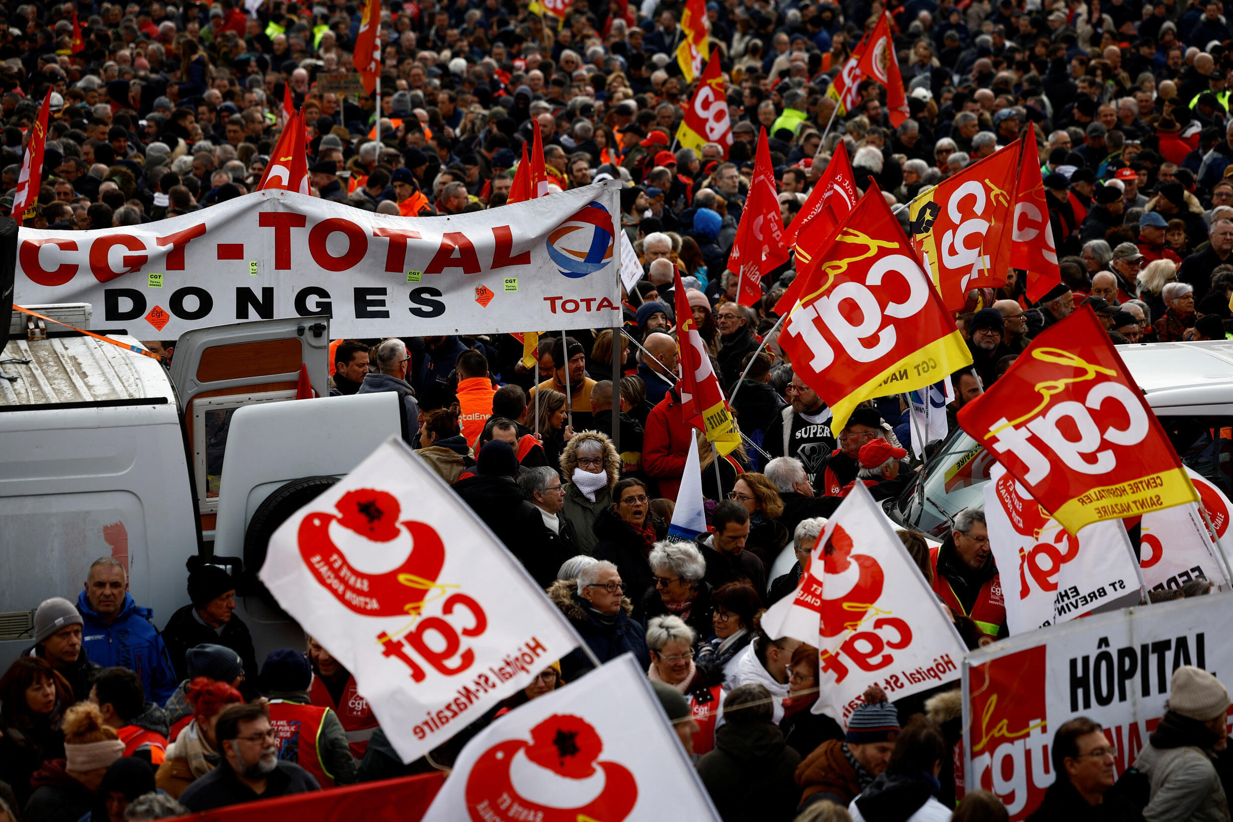 França enfrenta sexto dia de greve nacional em um ano; refinarias estão ...