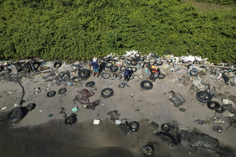Pescadores y regatistas, al rescate de una isla en Rio sumergida en basura