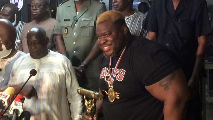 Burkina Faso: Iron Biby, champion du monde de soulever de bûches, accueilli en héros à Ouagadougou