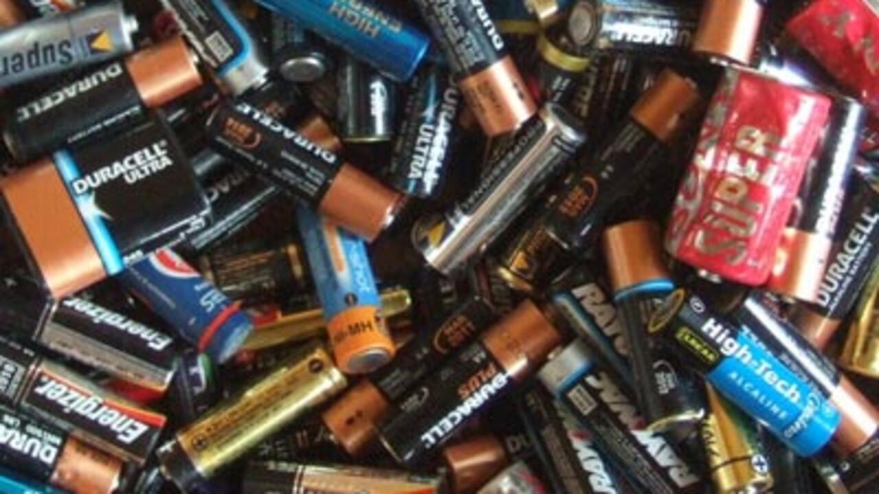 Le recyclage des piles et batteries usagées - Reportage France
