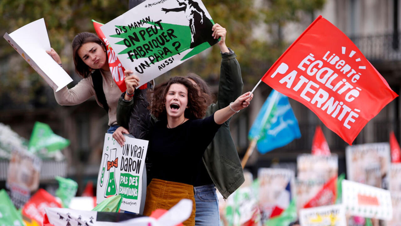Marcha en París contra la reproducción asistida para mujeres solteras y ...