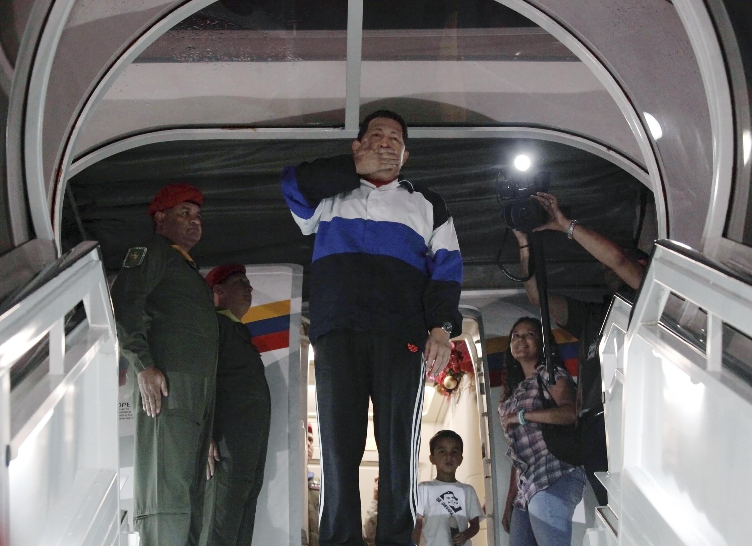 A la Une : Hugo Chavez arrive à Cuba pour une quatrième opération