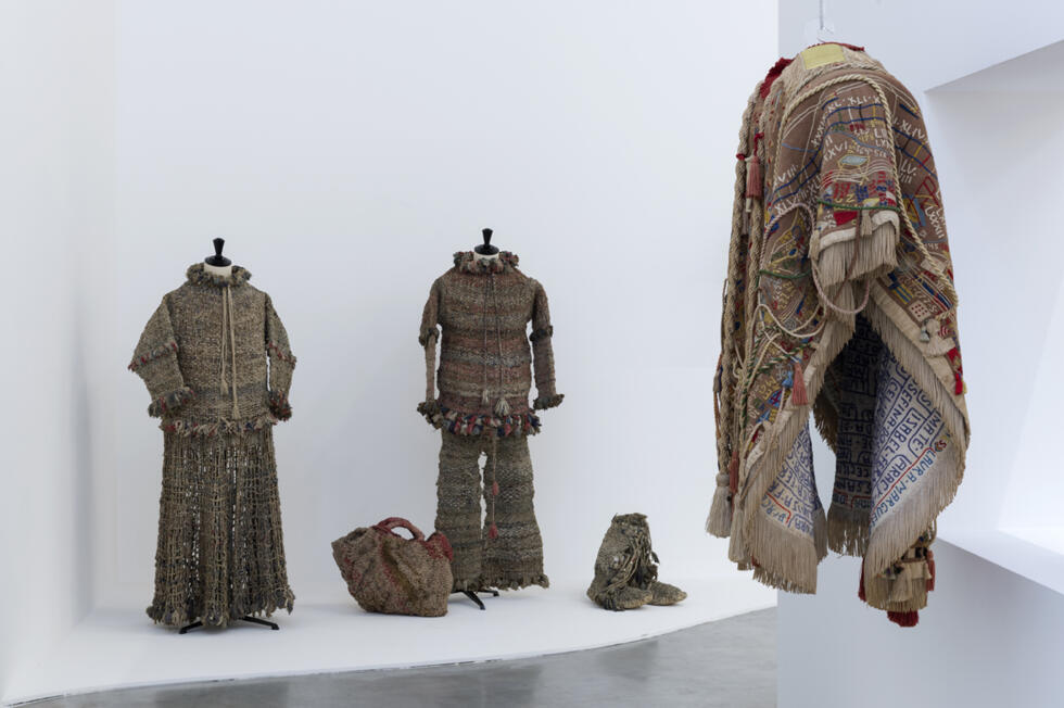 Manto cerimonial de Bispo do Rosário é exposto em mostra em Paris ...