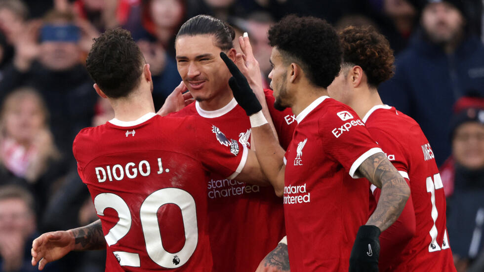 Futebol: Liverpool segura primeiro lugar na Premier League
