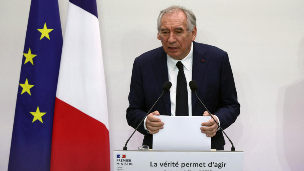 À la Une: le Premier ministre François Bayrou face à une échéance ...