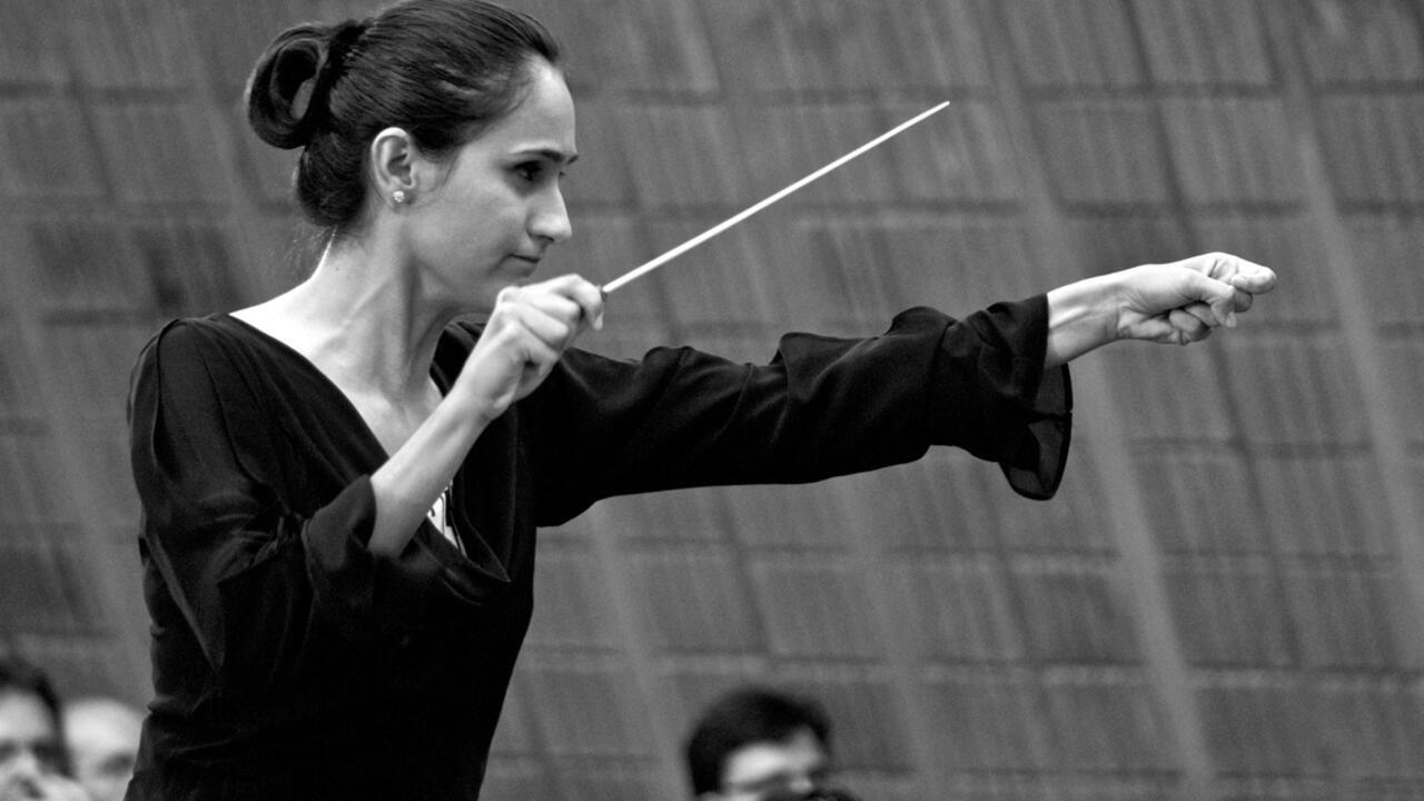 Simone Menezes rege orquestra francesa em show de Seu Jorge - RFI Convida