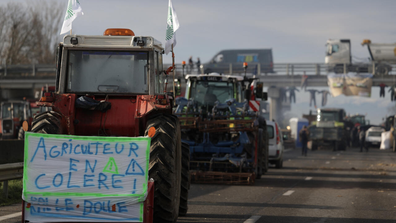 France's farmers threaten further protests if demands not met - RFI