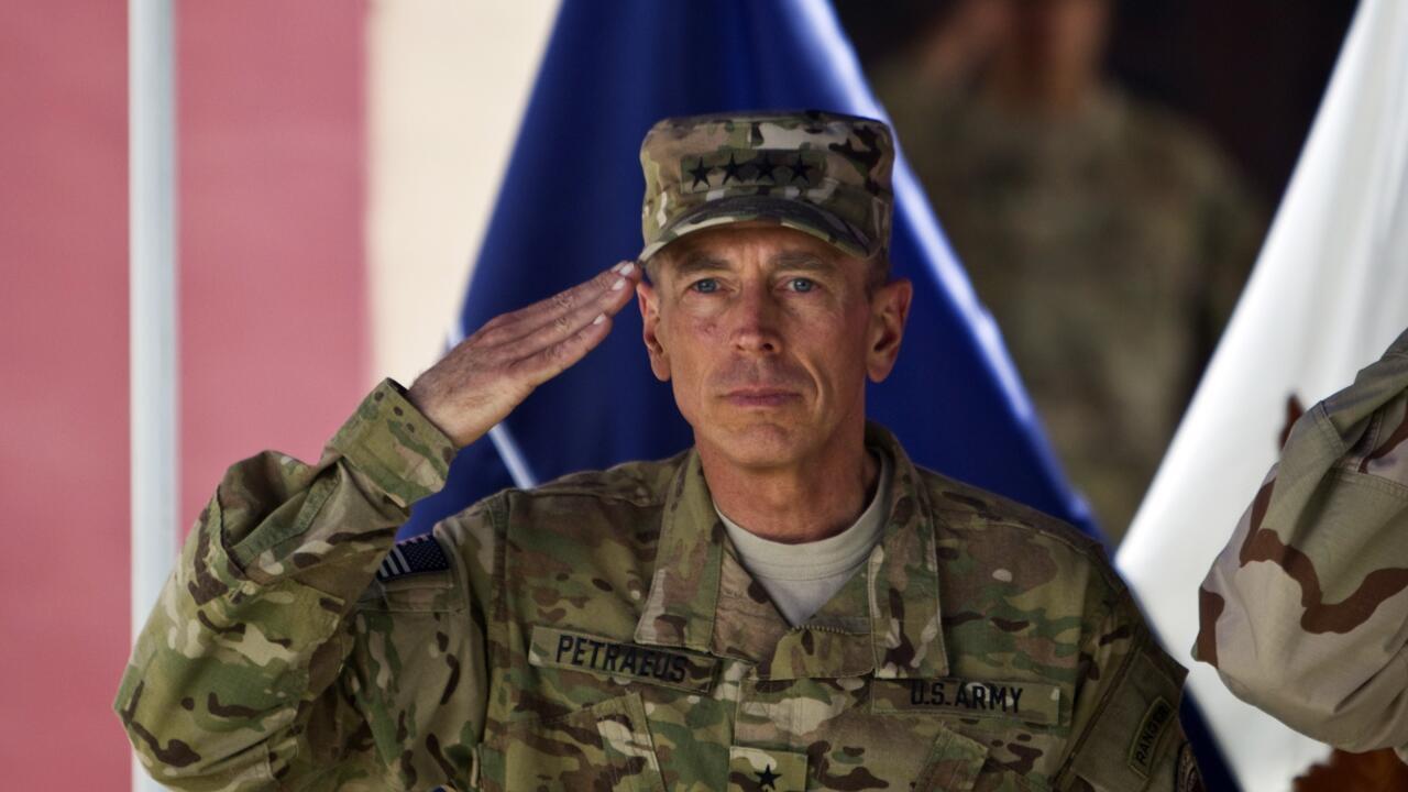General David Petraeus deixa o Afeganistão para dirigir a CIA