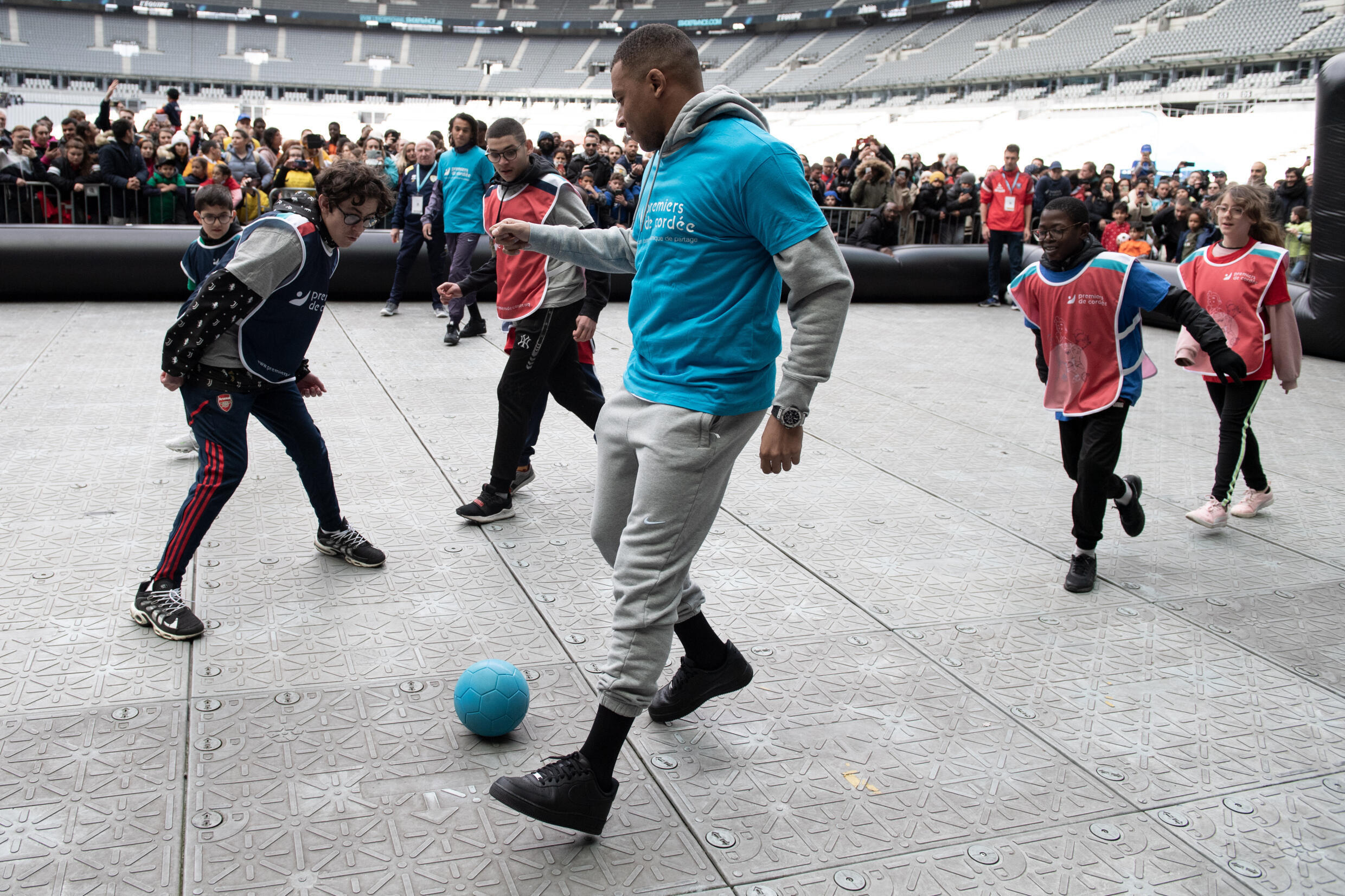Mbappé a joué avec les enfants malades de l'association Premiers de cordée