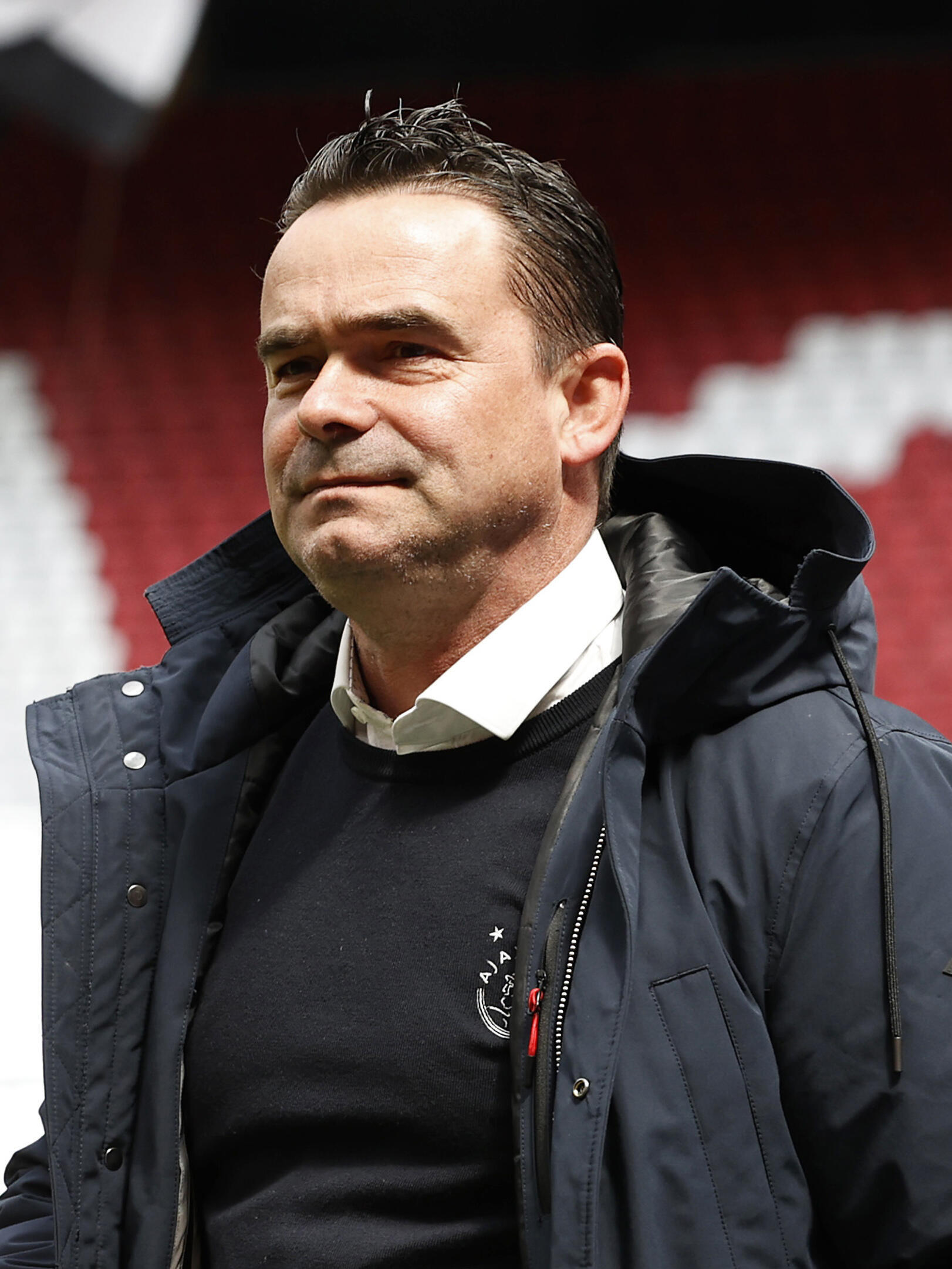 Marc Overmars deja el Ajax por mensajes "inapropiados" a mujeres