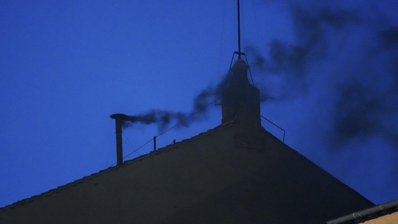 Conclave: première fumée noire au Vatican, où les cardinaux élisent le ...