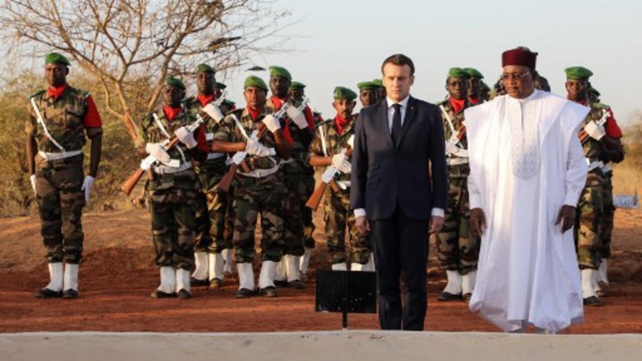 Au Niger, Macron s'incline devant les sépultures des militaires tombés ...