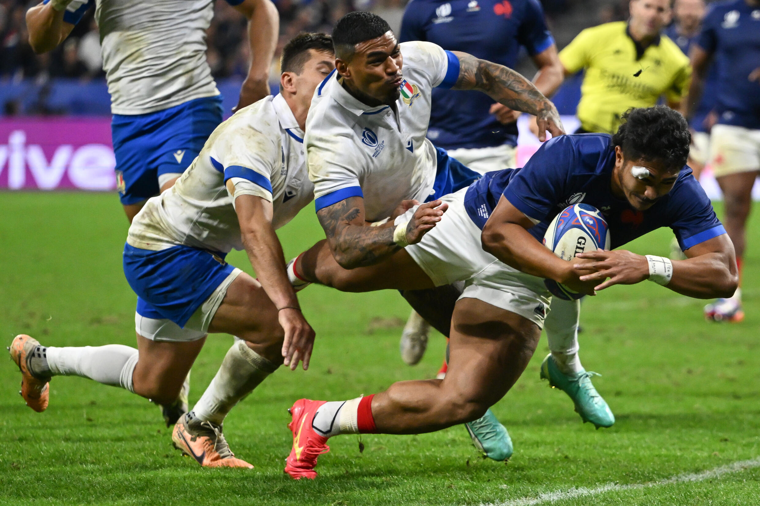 France thrash Italy to reach Rugby World Cup quarters