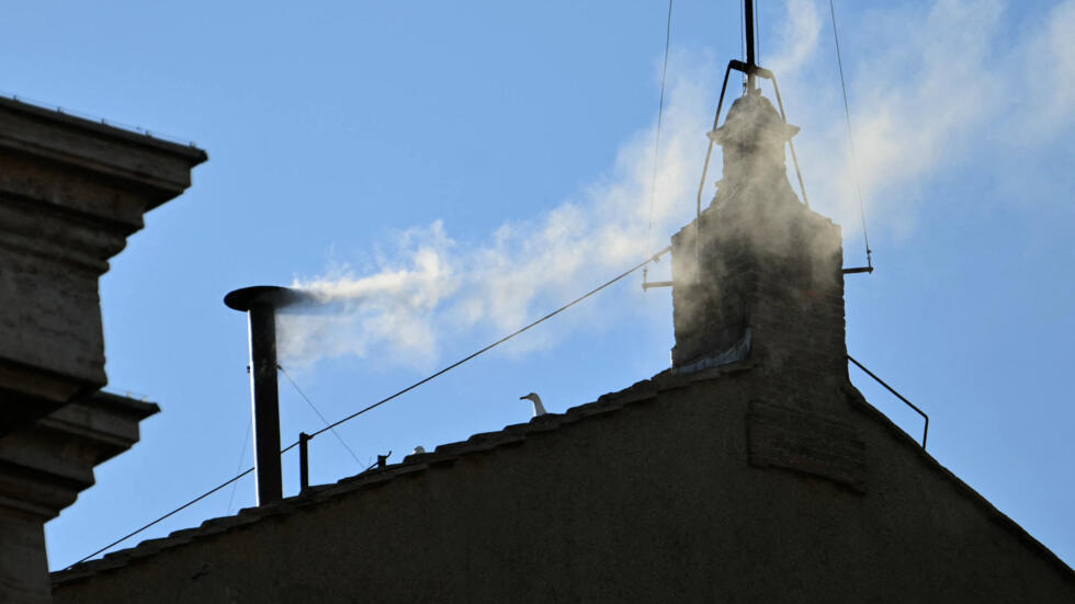 Humo blanco en la Capilla Sixtina, los cardenales eligen a un nuevo Papa