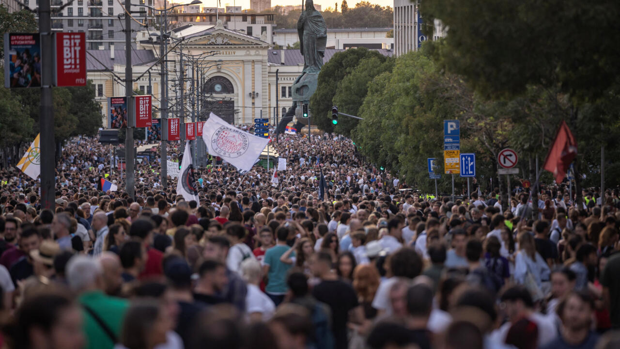 Serbie: des milliers de personnes manifestent à Belgrade pour demander des élections