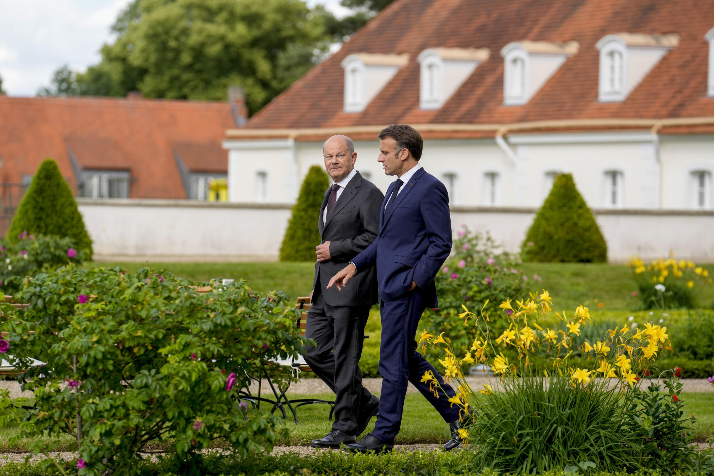 En Allemagne, Emmanuel Macron ouvre la porte à des frappes ukrainiennes ...