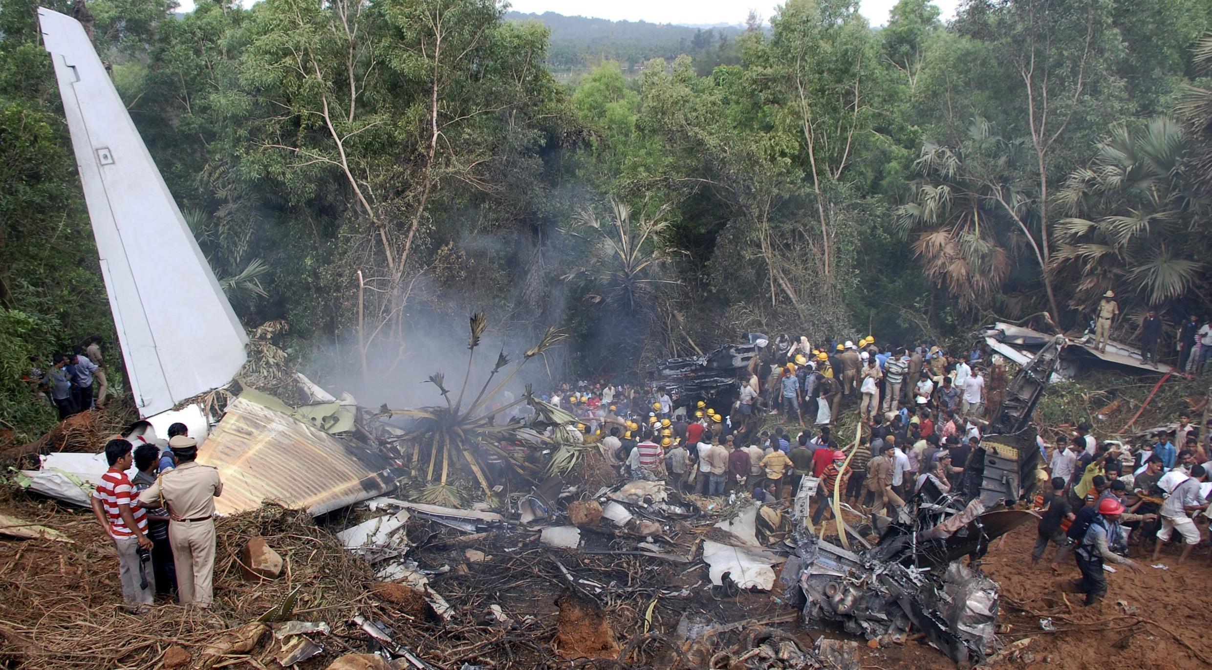 Acidente aéreo na Índia mata 158 pessoas e 8 sobrevivem